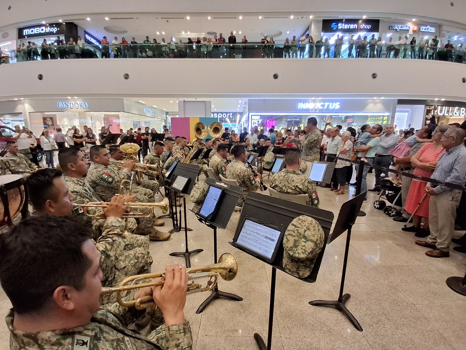 Disfrutan familias tabasqueñas un paseo musical con la Banda de la VII ...